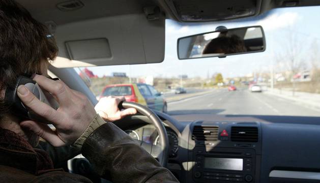 Conducir distraído, más frecuente entre los padres 'millennials' que en ...