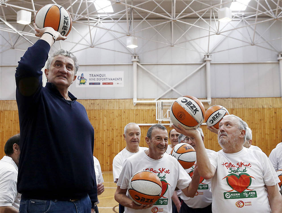 Fernando Romay juega al baloncesto con mayores de 55 años en Pamplona ...