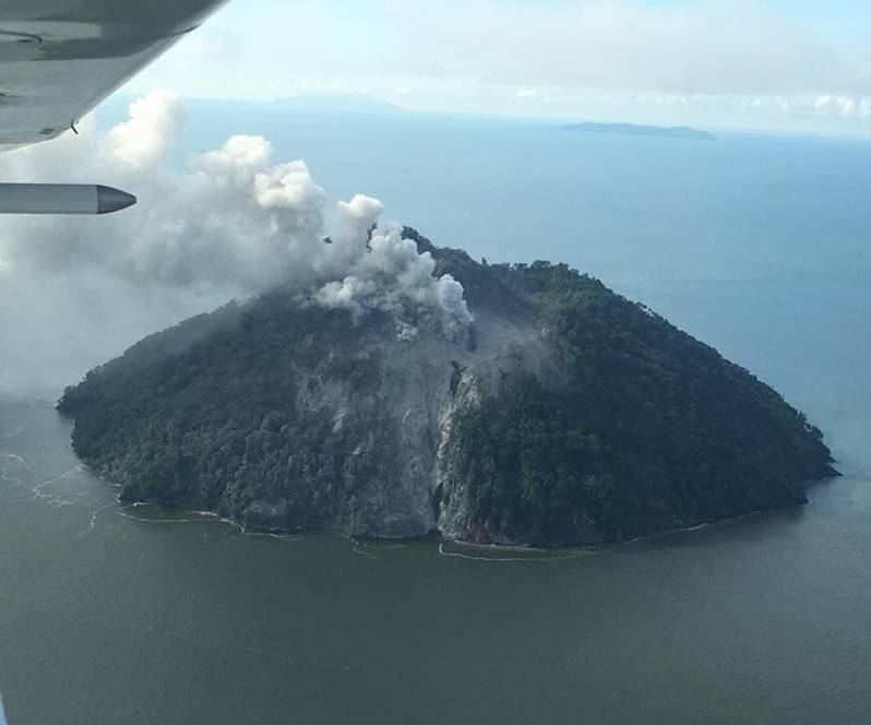 El despertar de volcán obliga a desalojar una isla entera de Papúa ...