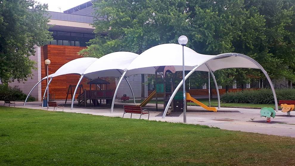 Colocadas cubiertas de lona en parques infantiles de Iturrama y ...